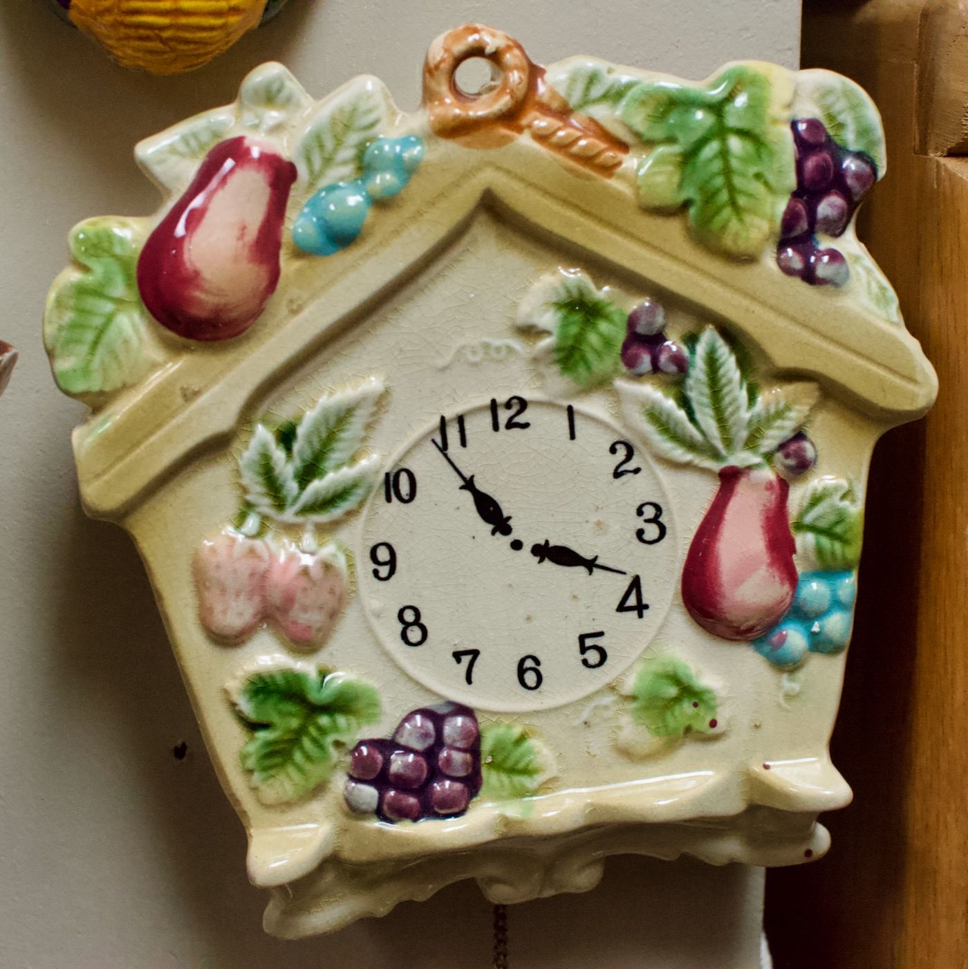Clock w/ fruit wall pocket