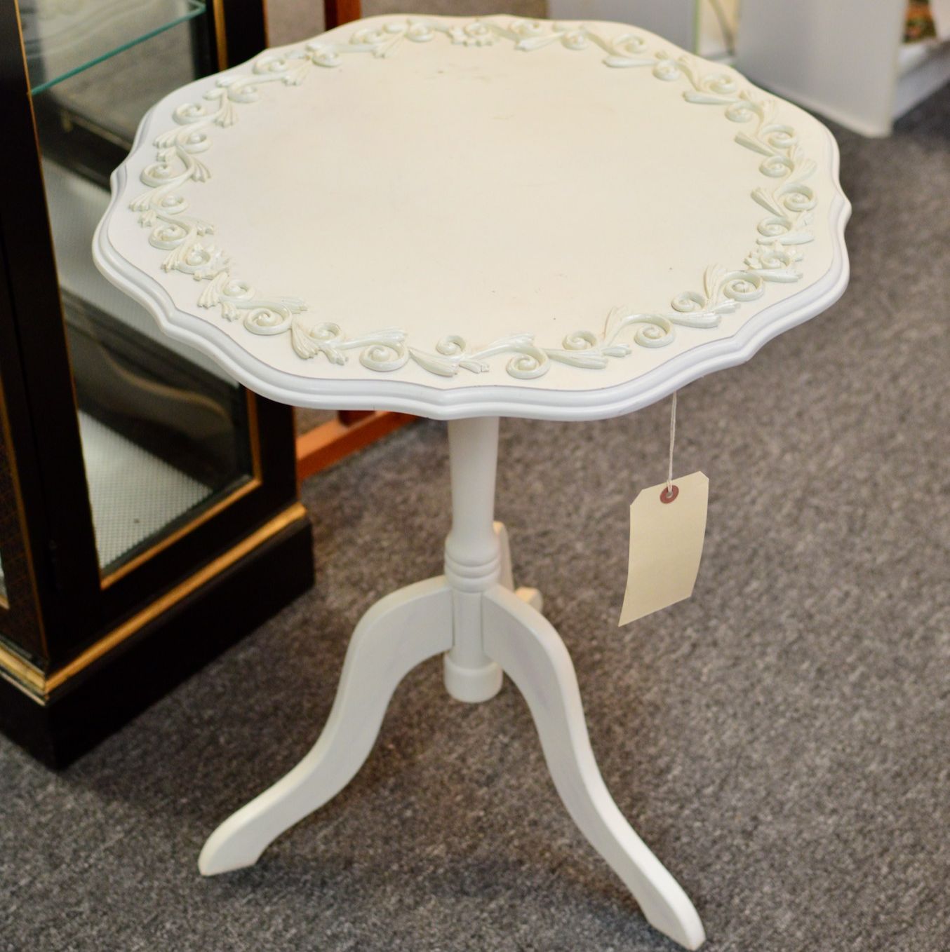 Painted tilt-top pie-crust table