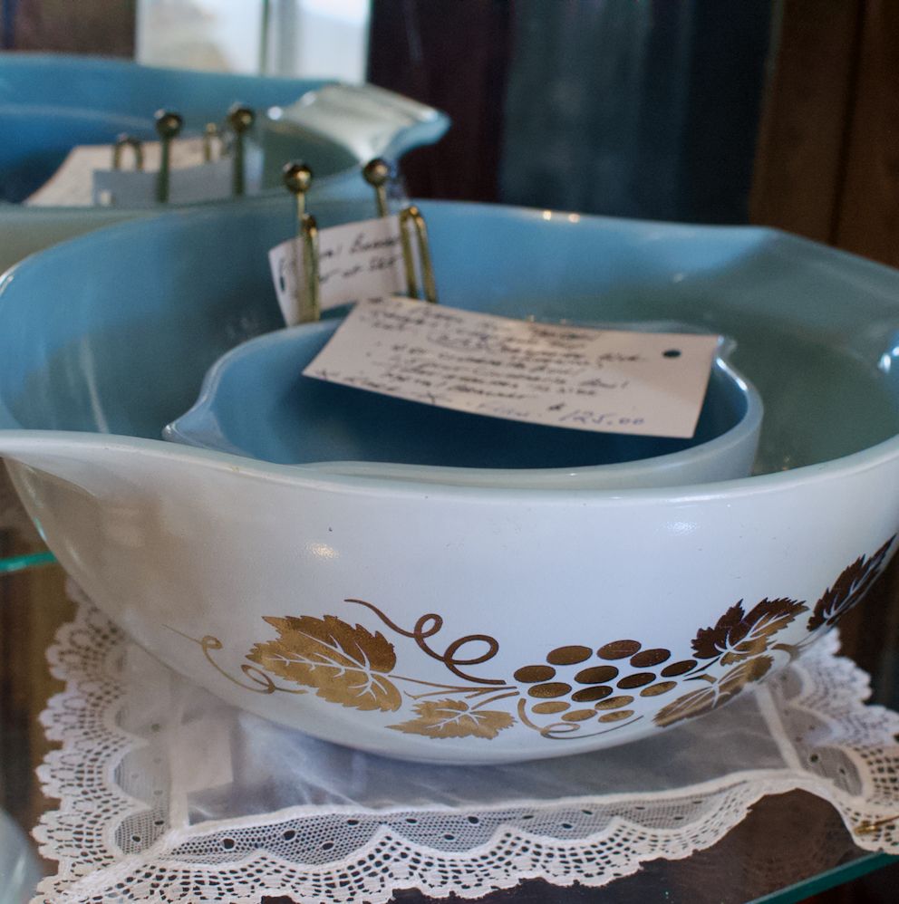 Pyrex 1960 “Golden Grapes” chip and dip set 3pcs