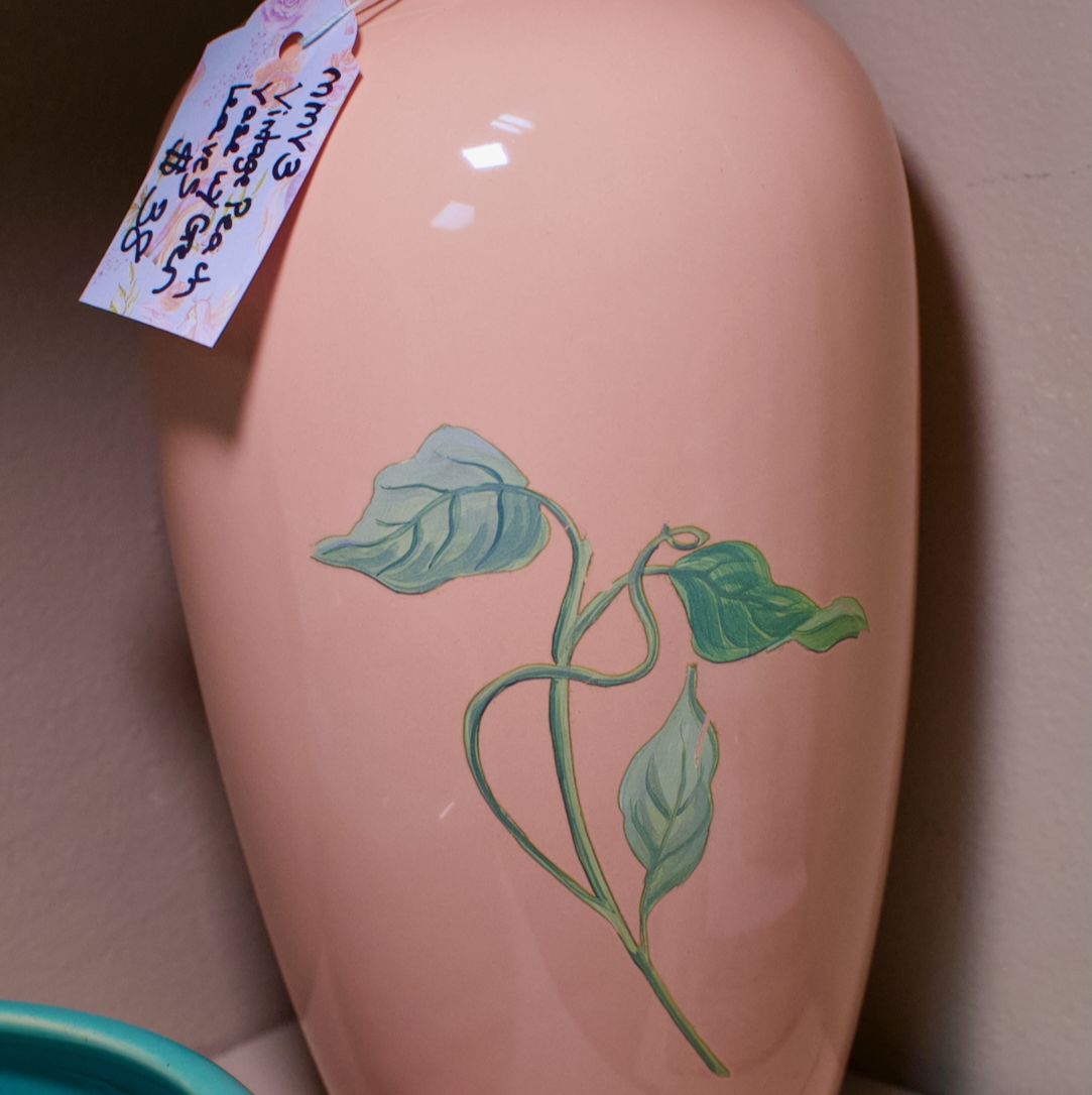 Vintage peach vase w/ green leaves