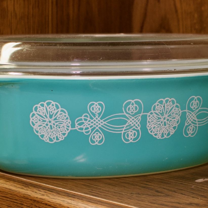 Vintage Pyrex 2 1/2 qt covered dish